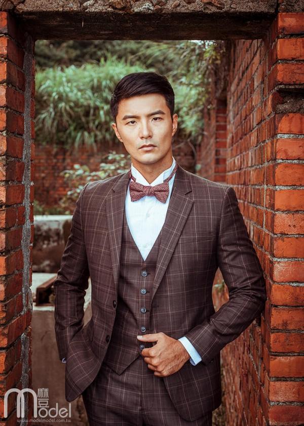 Warren Model網 - 一個連盲腸都有自介影片的Model網站